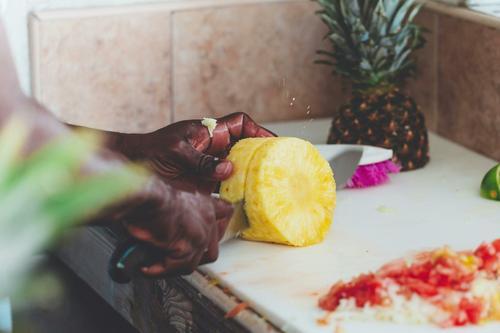 Pro Tips To Cutting Pineapples Bona Magazine
