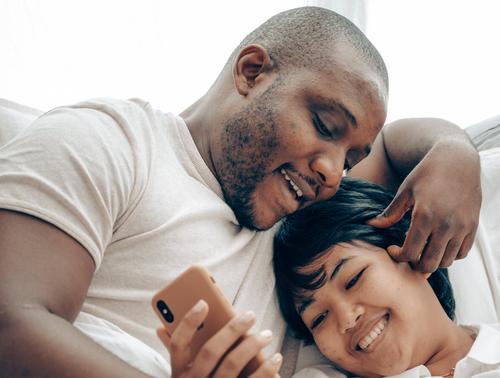 How to navigate age differences in a relationship | Bona Magazine