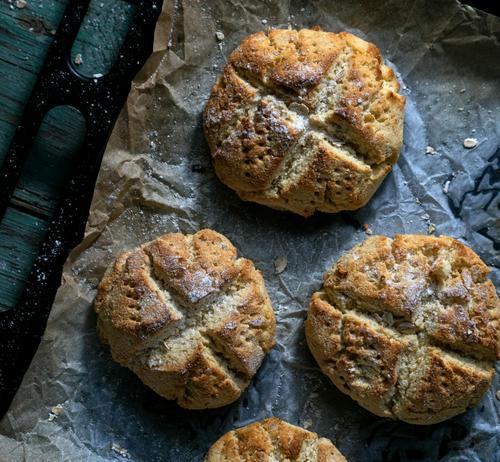 Easter recipes: Apple and cinnamon hot cross buns | Bona Magazine