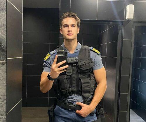 Internet users ready to move to East London after seeing police officer ...