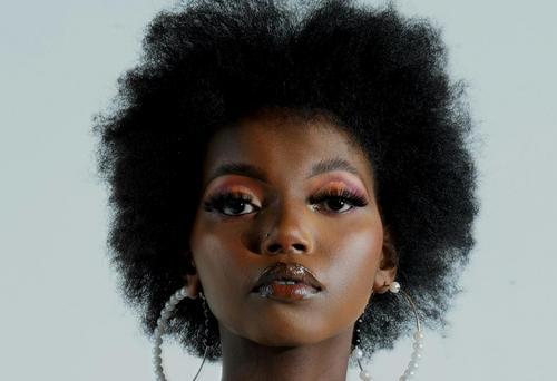 Beginner guide to achieving a cut crease make-up look | Bona Magazine