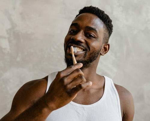 Tips on whitening naturally yellow teeth | Bona Magazine