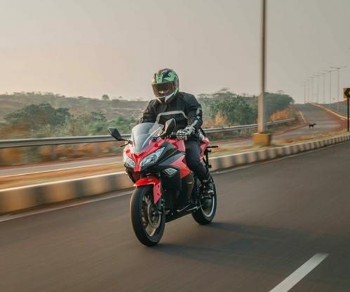 Mthandeni and Mawhoo’s ‘Gucci’ music video is keeping Maskandi alive ...