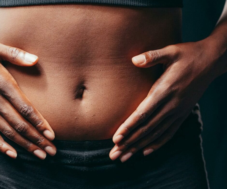 Castor oil into your belly button, weird but effective | Bona Magazine